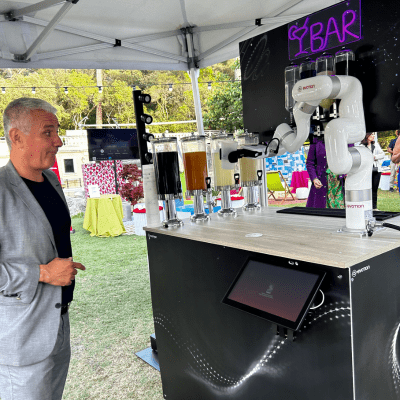 Révolutionnez une soirée d’entreprise avec le robot bar – Evotion ...