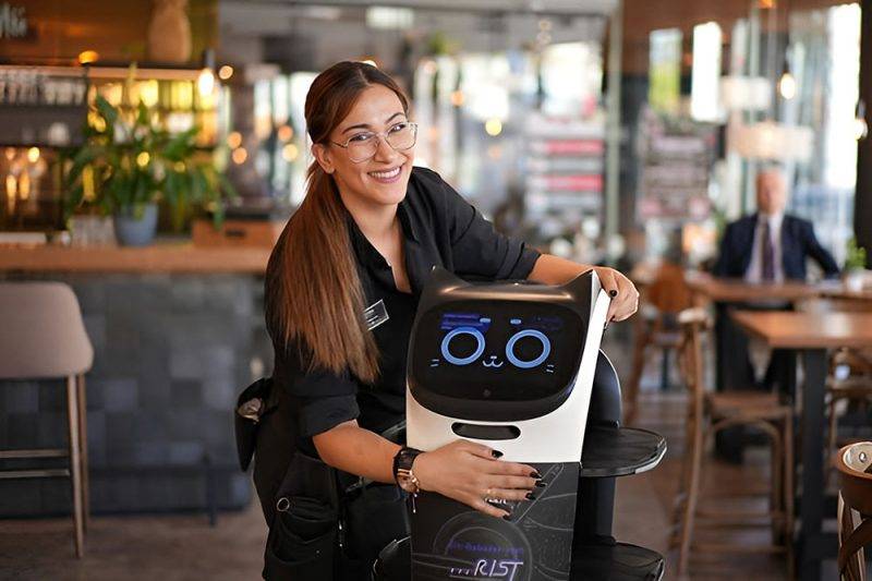 BellaBot - Robot serveur interactif et intelligent - Evotion - Robots ...